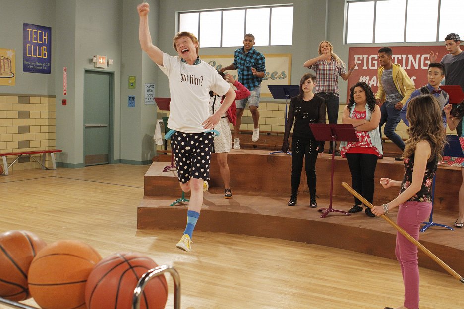 Austin a Ally - Glee Clubs & Glory (S03E06) (2014) | ČSFD.cz