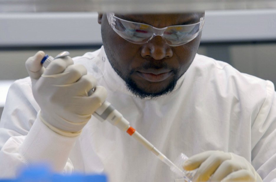 Race for the Vaccine (2021) | ČSFD.cz