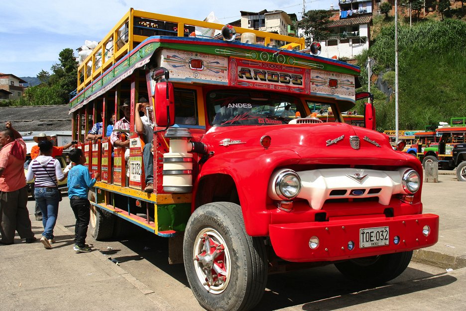Kolumbien - Kolumbiens bunte Busse (2015) | ČSFD.cz