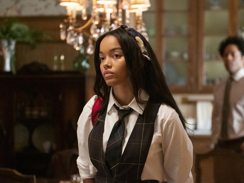 Super drbna - Jen další dívka ve vlaku (S01E01) (2021) | ČSFD.cz