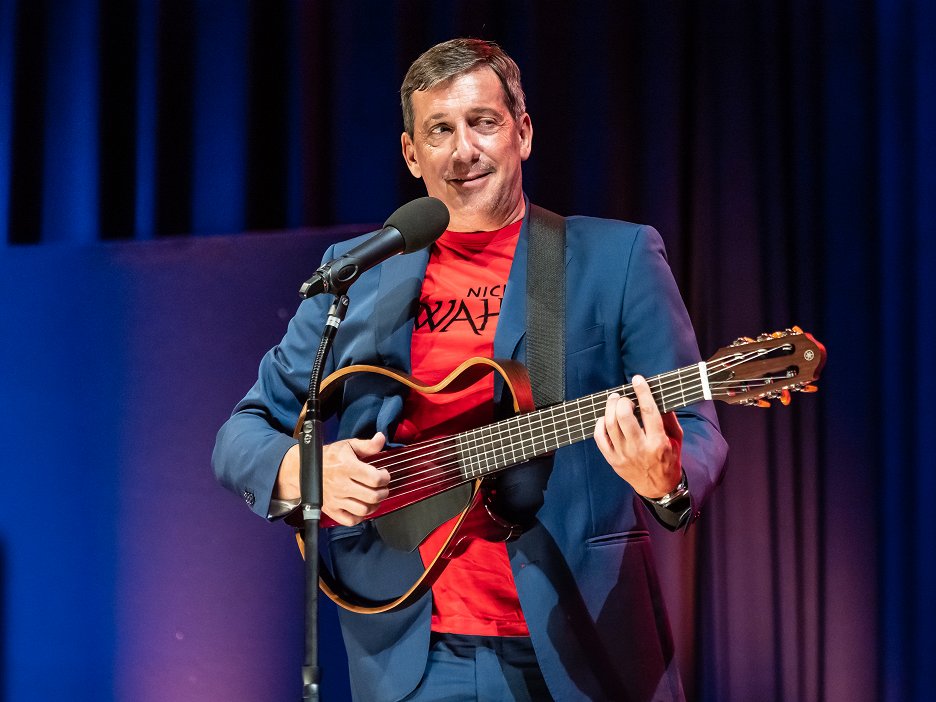 Viktor Gernot – Nicht wahr? (2021) | ČSFD.cz