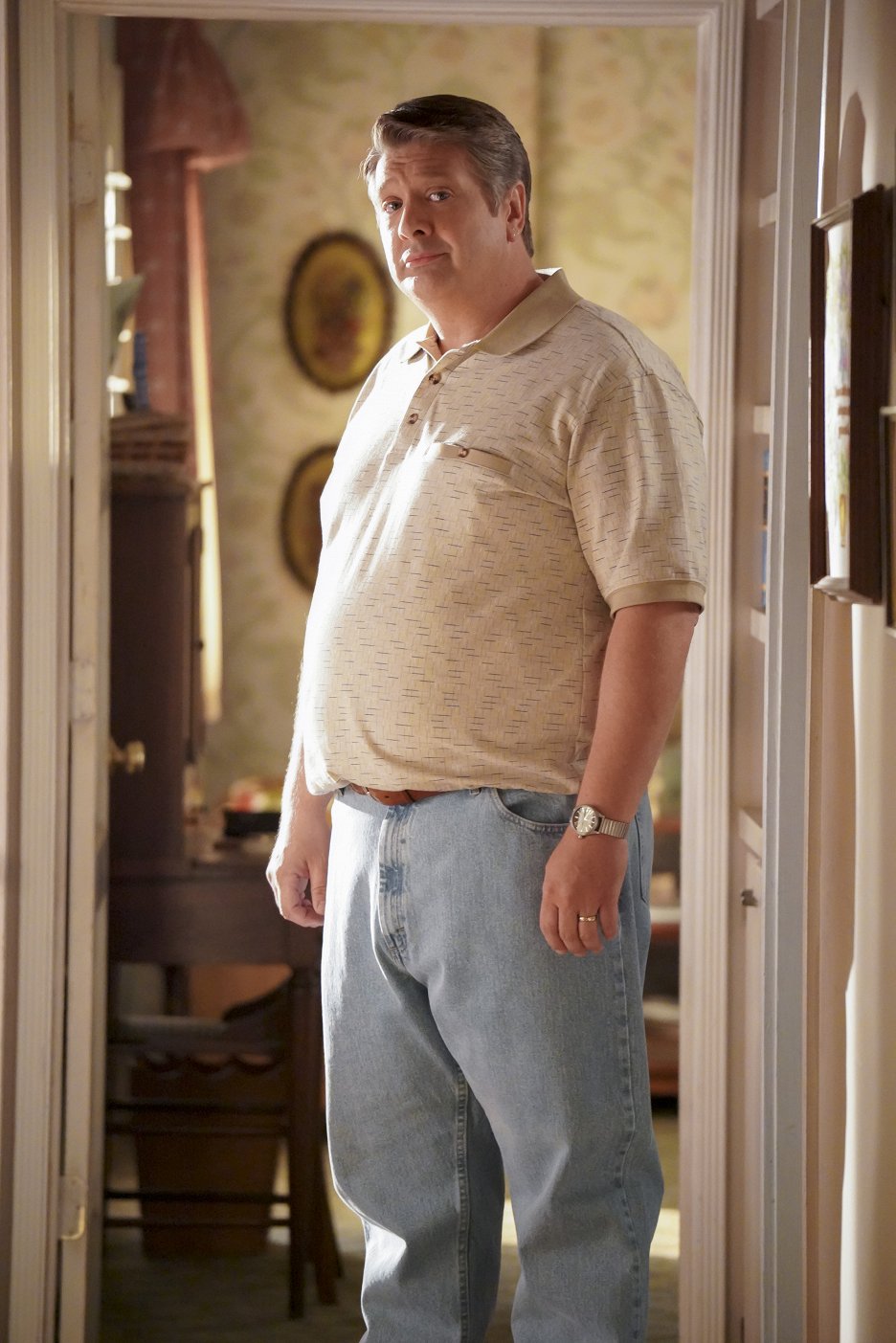 Mladý Sheldon - A Live Chicken, a Fried Chicken and Holy Matrimony ...