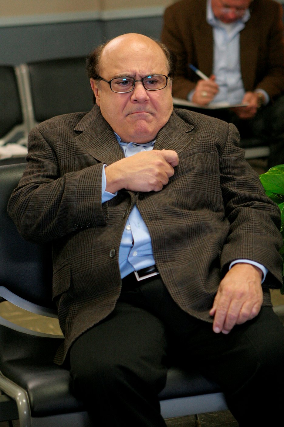 It's Always Sunny in Philadelphia - Charlie se zmrzačí (S02E01) (2006 ...