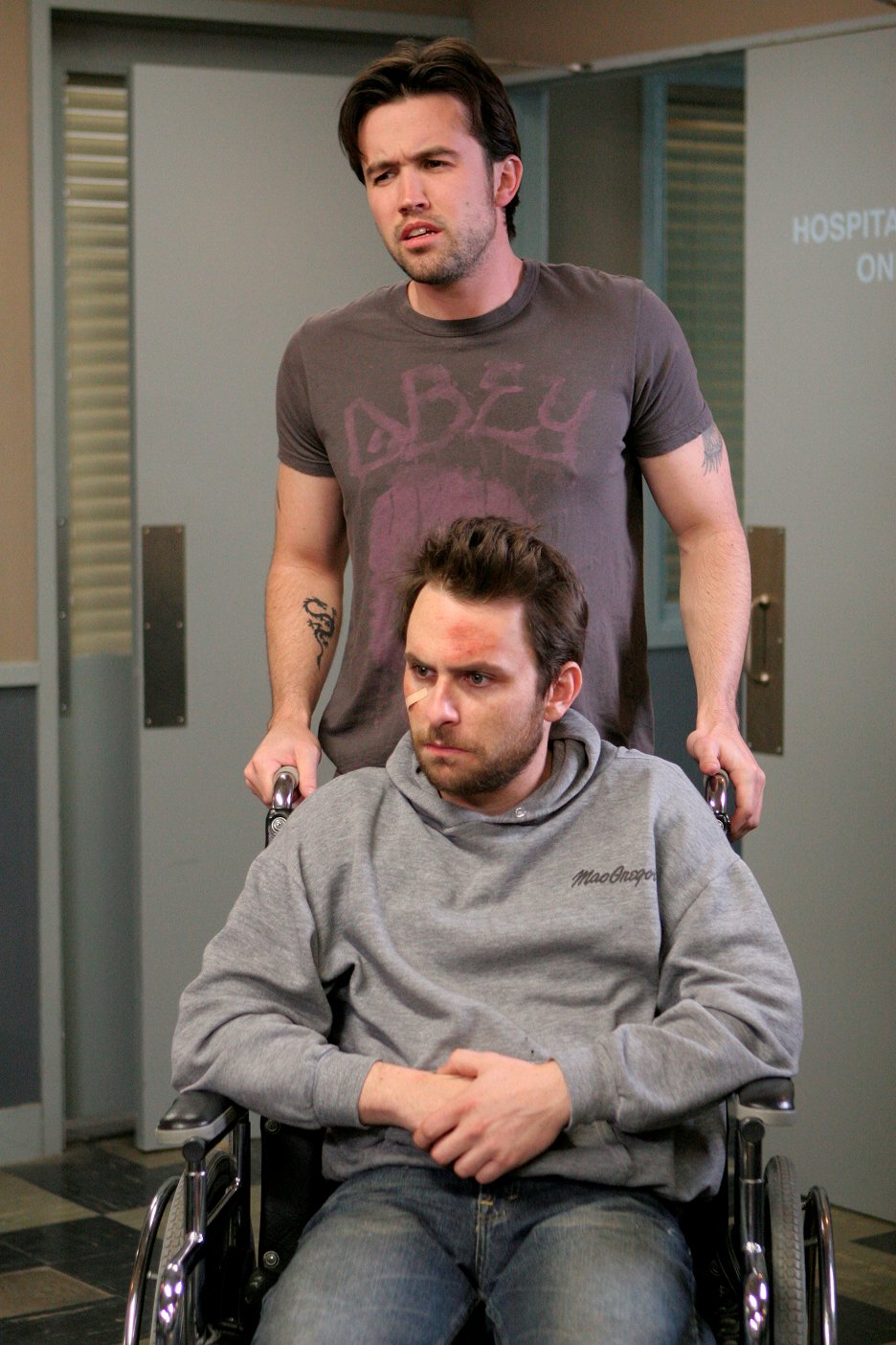 It's Always Sunny in Philadelphia - Charlie se zmrzačí (S02E01) (2006 ...