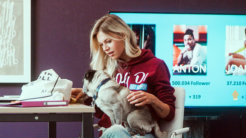 Echt Fame - Nini Goes Berlin (E01) (2021) | ČSFD.cz