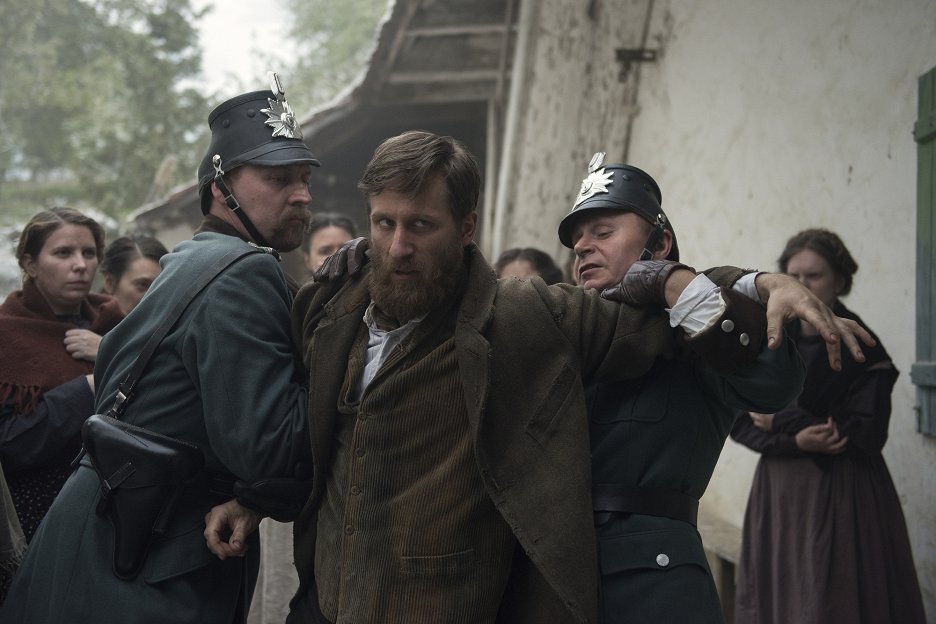 Lore - Hinterkaifeck: Ghosts in the Attic (S02E03) (2018) | ČSFD.cz