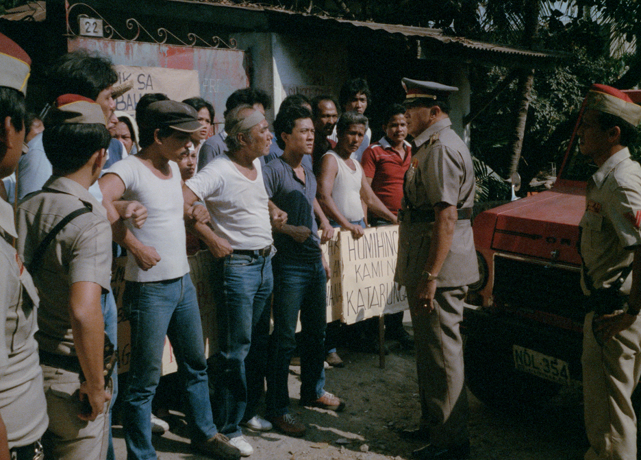 Bayan ko: Kapit sa patalim (1984) | Galerie - Z filmu | ČSFD.cz