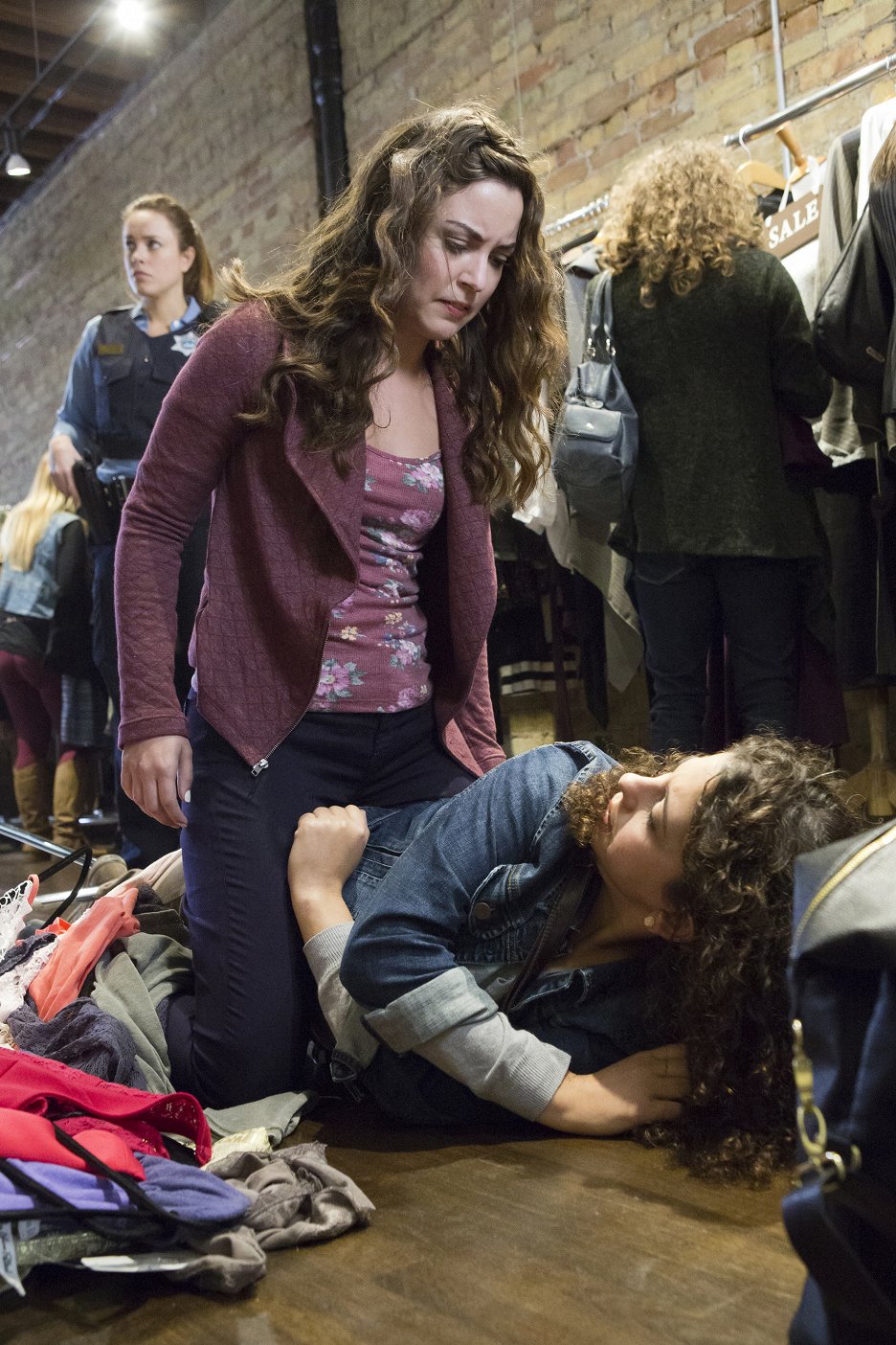 Sirens - Let Pythons Be Pythons (S02E07) (2015) | ČSFD.cz