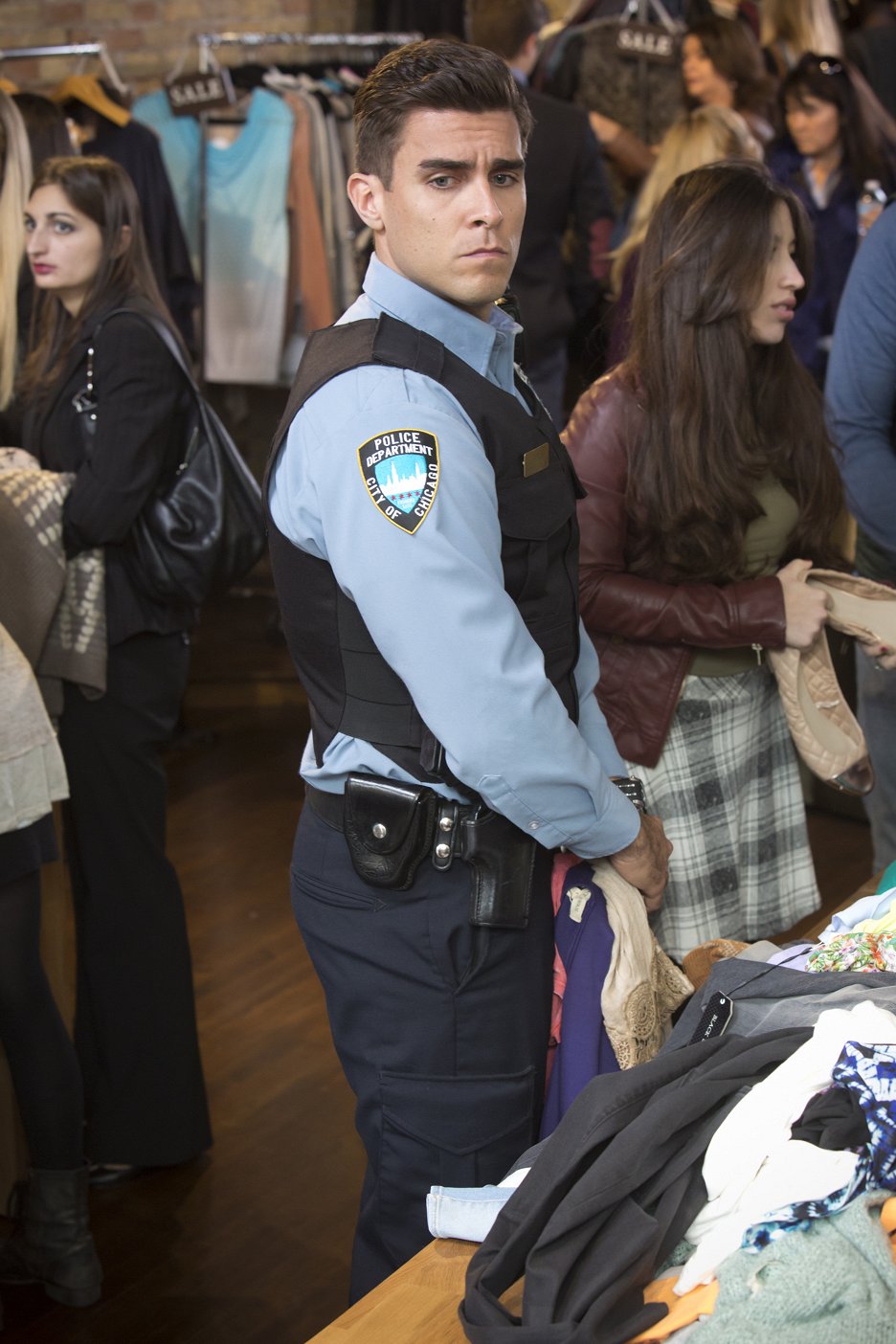 Sirens - Let Pythons Be Pythons (S02E07) (2015) | ČSFD.cz