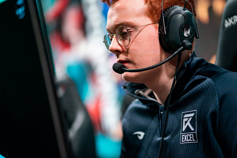 Fight for First: Excel Esports (2021) | ČSFD.cz