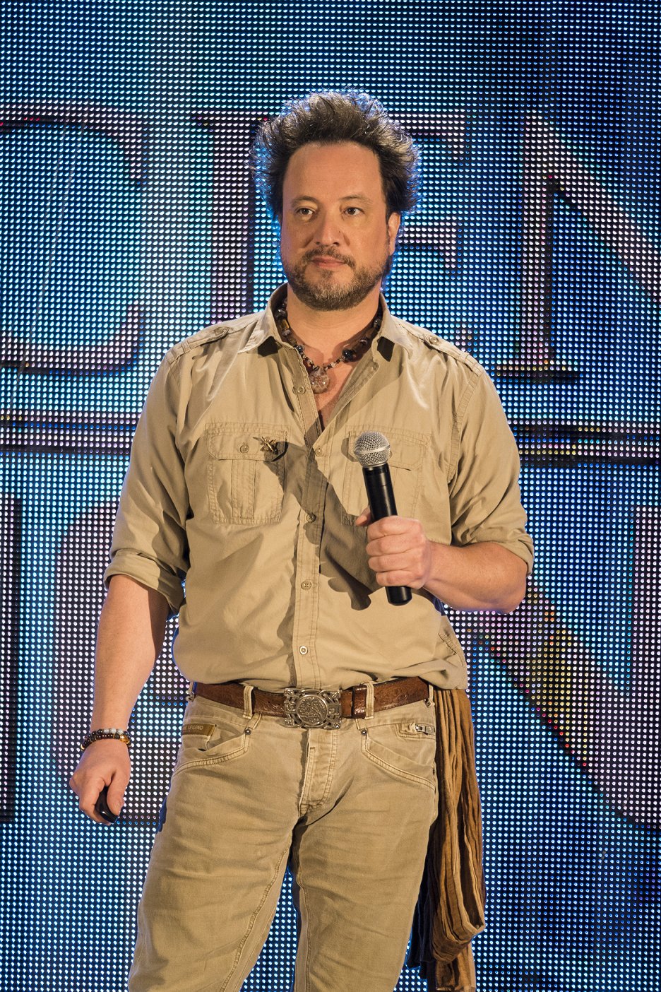 Resident Alien - Welcome Aliens (S01E09) (2021) | ČSFD.cz