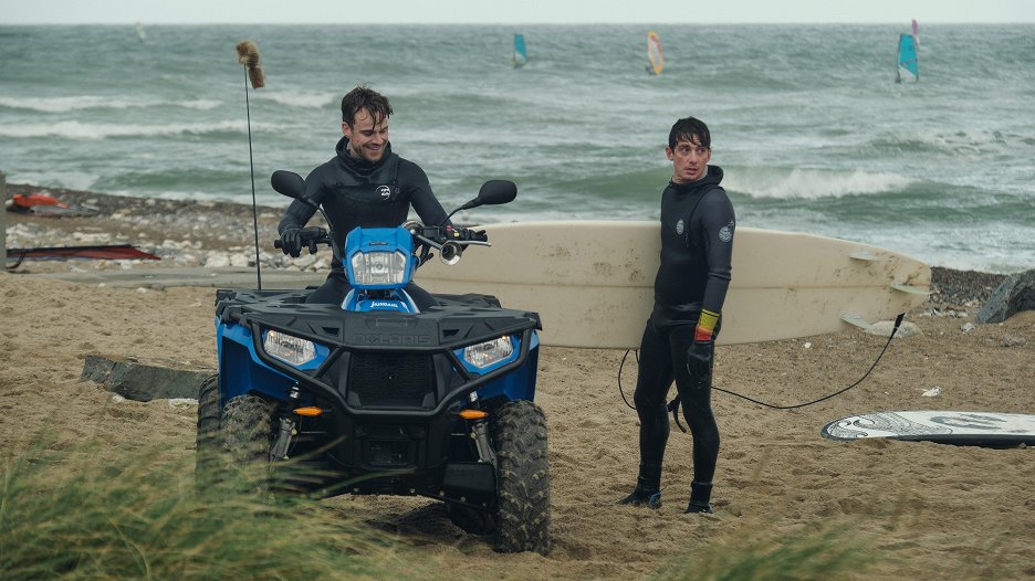 Cold Hawaii - Episode 1 (E01) (2020) | Galerie - Z epizody | ČSFD.cz