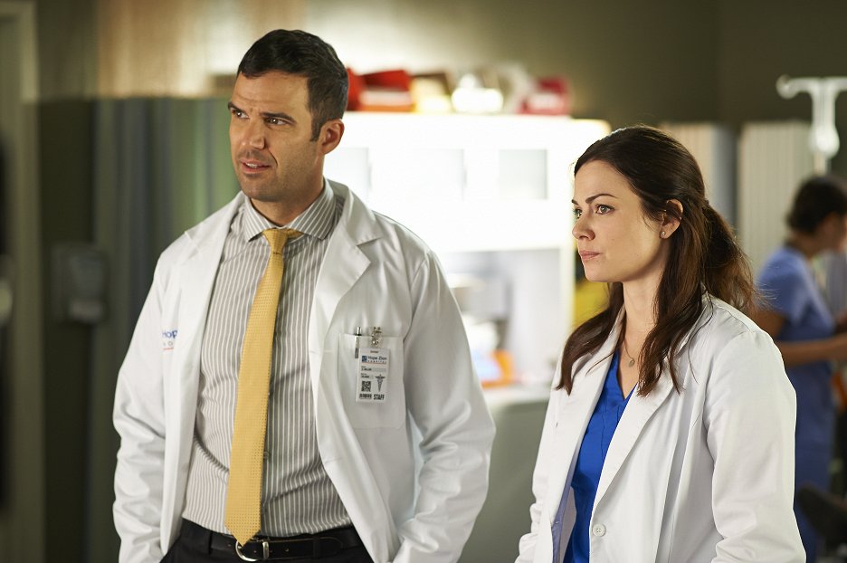 Nemocnice Hope - Twinned Lambs (S02E17) (2014) | ČSFD.cz