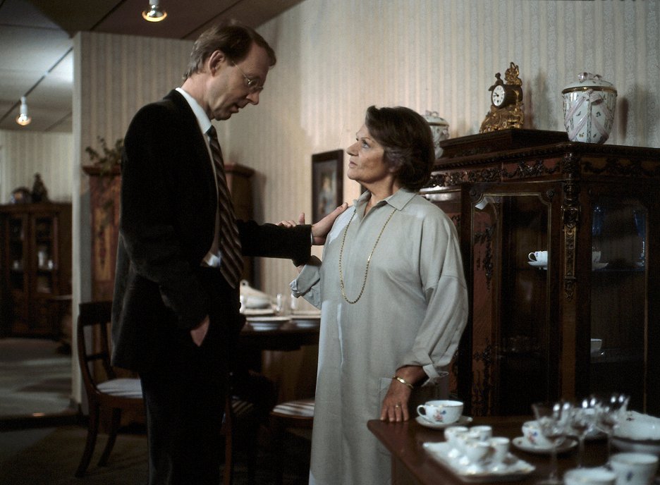 Diese Drombuschs - Das Loch im System (S02E02) (1985) | ČSFD.cz