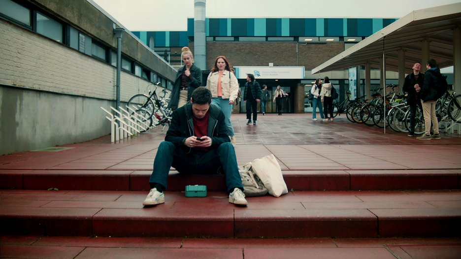 22/3: Wij Waren Daar - Tom (E03) (2021) | ČSFD.cz