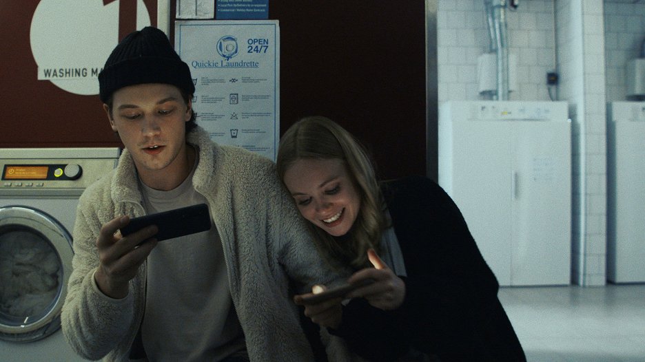 Threesome - The Beauty and the Shittyness of Love (E06) (2021) | ČSFD.cz