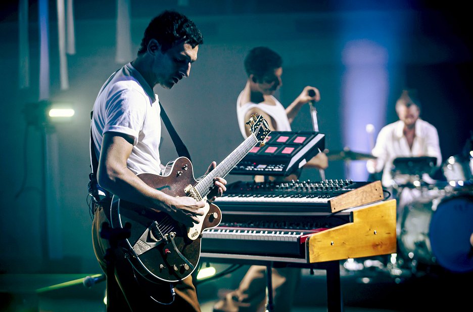 Aaron - La grange au lac, Évian (2021) | ČSFD.cz