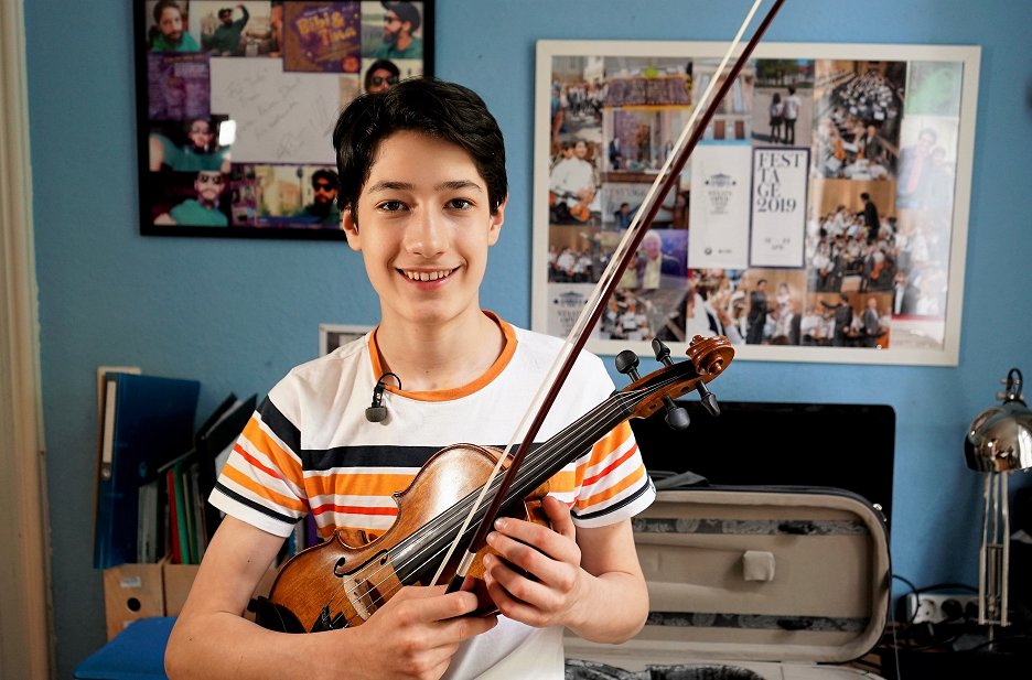 Timon - Geige, Rap und Liebe zur Musik (2021) | ČSFD.cz