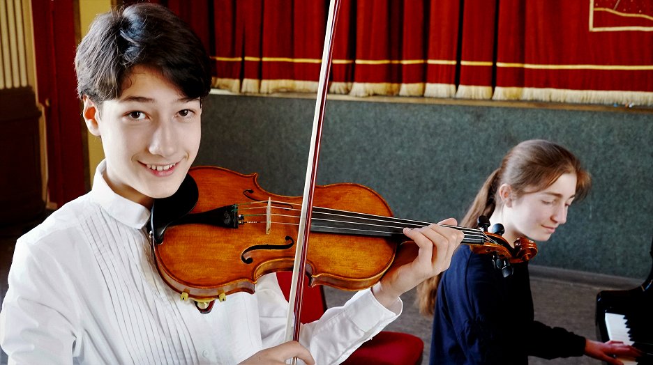 Timon - Geige, Rap und Liebe zur Musik (2021) | ČSFD.cz