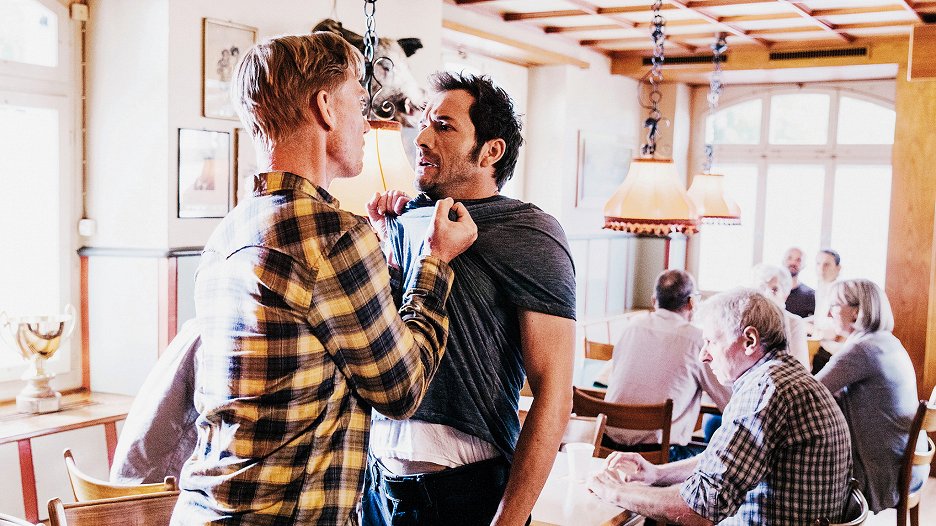 Tenká černá linie - False Friends (S04E03) (2016) | ČSFD.cz