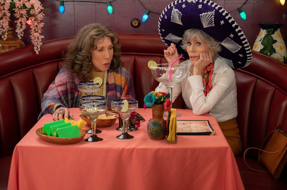 Grace a Frankie - Předpověď (S07E09) (2022) | ČSFD.cz