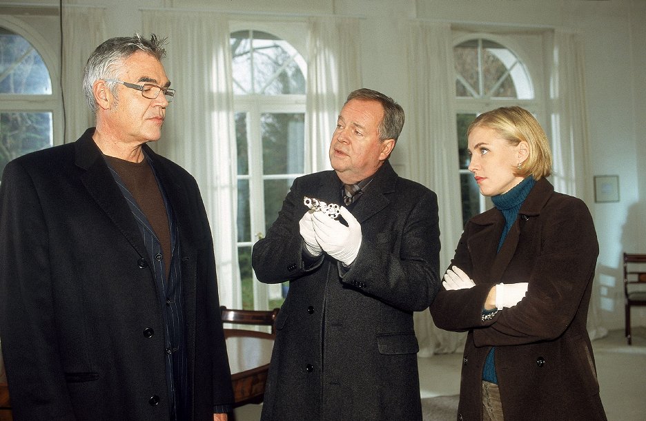 In the Name of the Law - Junge Liebe (S15E01) (2006) | ČSFD.cz