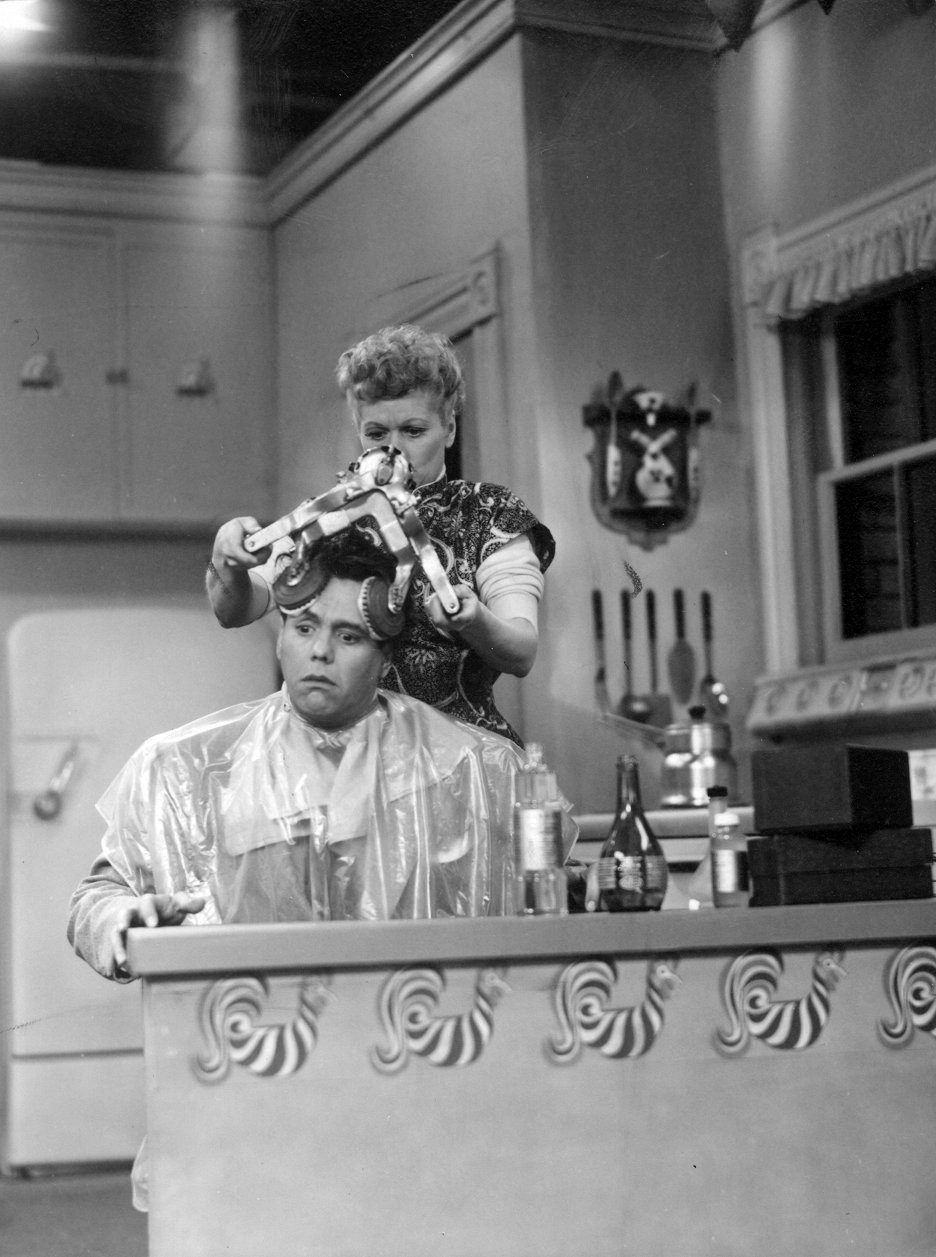 I Love Lucy - Ricky Thinks He's Going Bald (S01E35) (1952) | ČSFD.cz