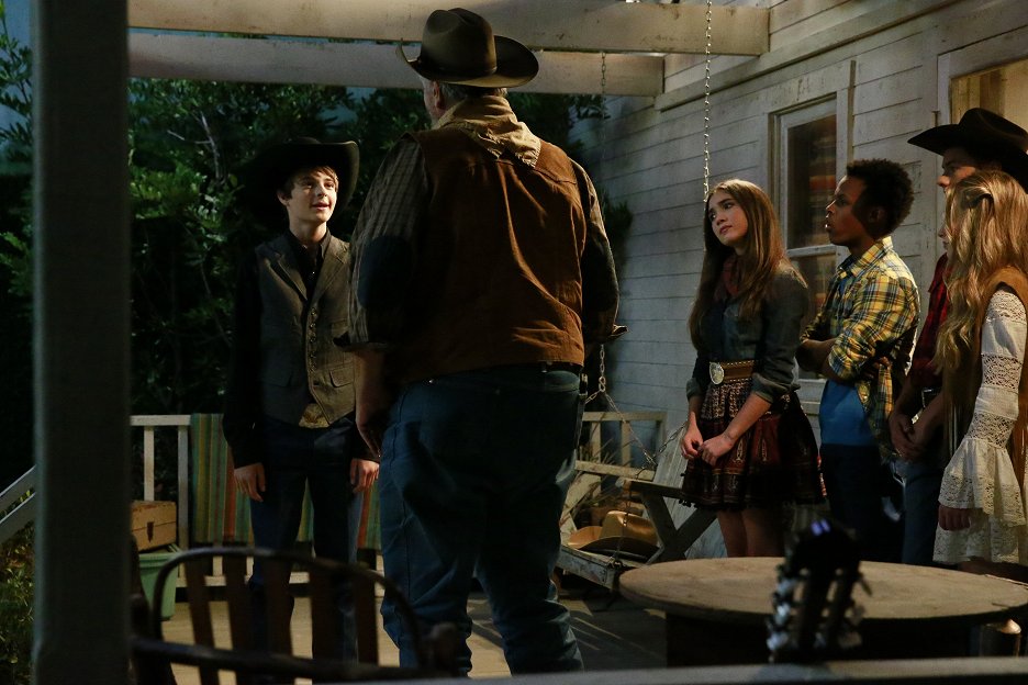 Riley ve velkém světě - Girl Meets Texas: Part 2 (S02E21) (2015) | ČSFD.cz
