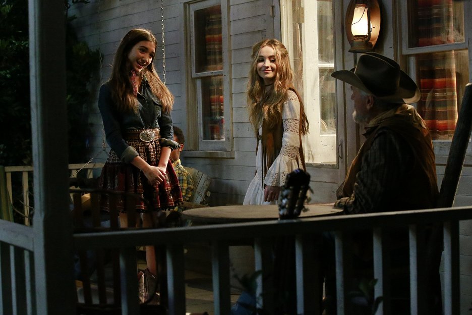 Riley ve velkém světě - Girl Meets Texas: Part 2 (S02E21) (2015) | ČSFD.cz