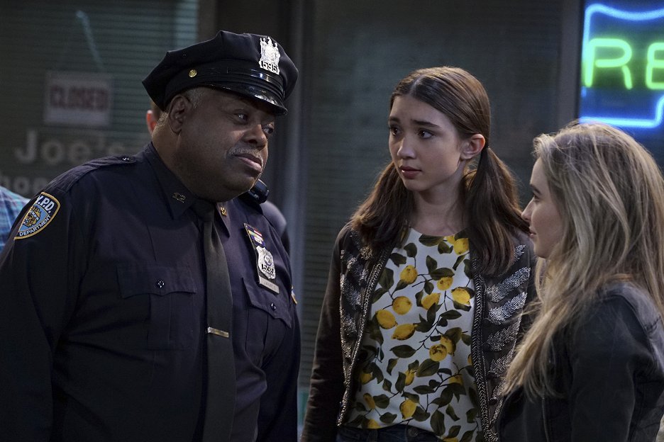 Riley ve velkém světě - Girl Meets True Maya (S03E07) (2016) | ČSFD.cz