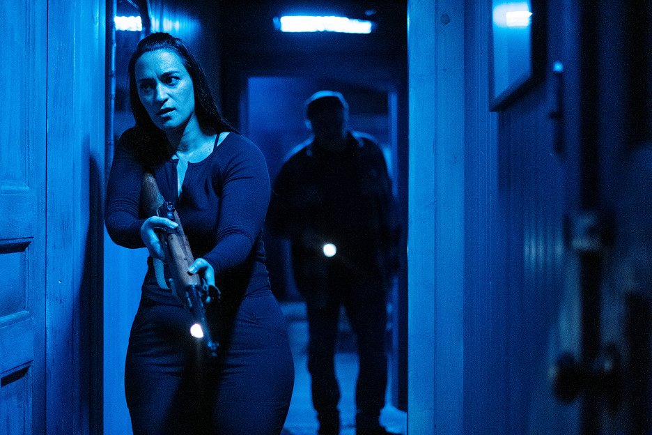 Resident Alien - Alien Dinner Party (S02E08) (2022) | ČSFD.cz