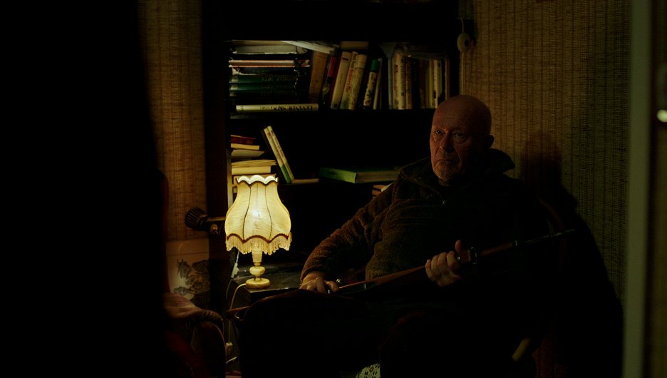 Černé jezero - Epizoda 8 (S01E08) (2016) | ČSFD.cz