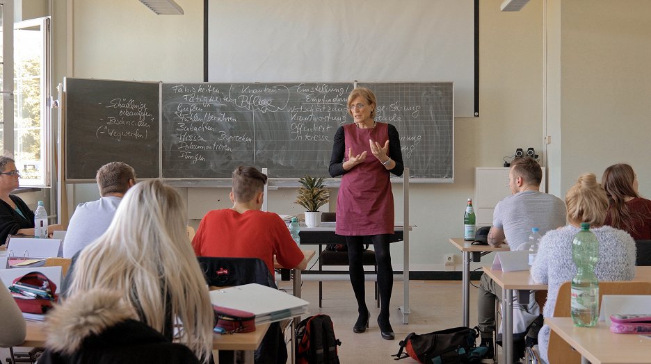 Herr Pfarrer ist jetzt Pfarrerin - Elke und ihre Gemeinde (2022) | ČSFD.cz