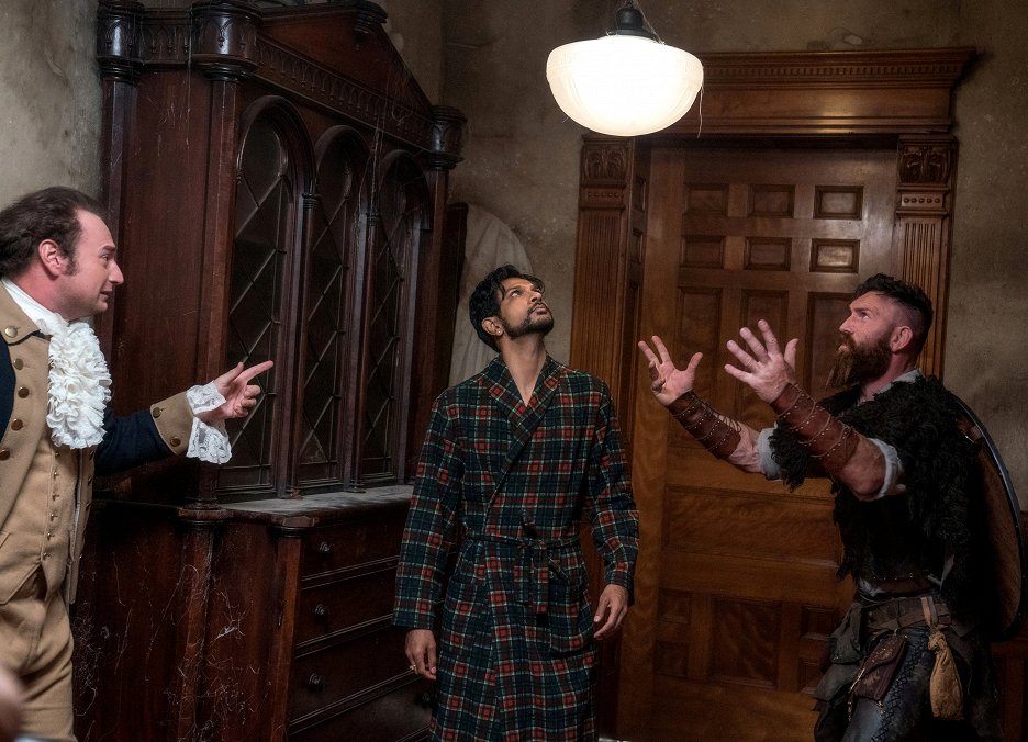 Ghosts - Pilot (S01E01) (2021) | ČSFD.cz