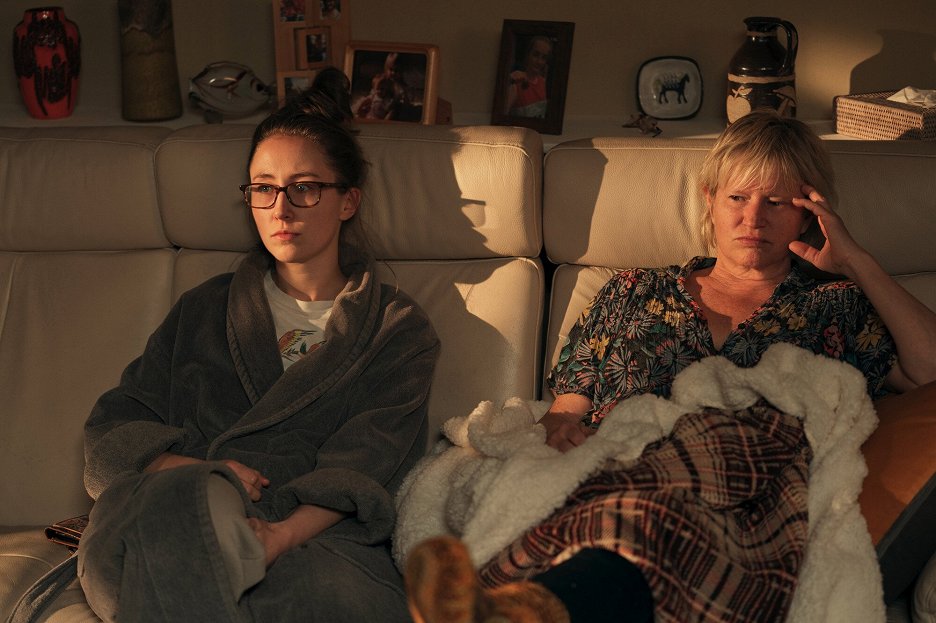 Chloe - Out of Reach (E02) (2022) | ČSFD.cz