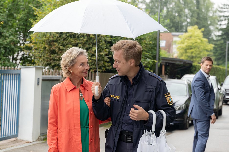 Die Rosenheim-Cops - Es liegt was in der Luft (S21E26) (2022) | ČSFD.cz