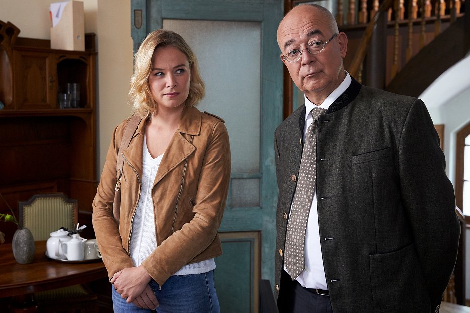 Die Rosenheim-Cops - Ein Zwilling kommt selten allein (S19E21) (2020 ...