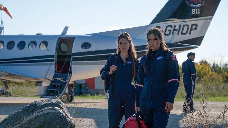 Skymed - Pilots and Nurses and Bears, Oh My (S01E01) (2022) | ČSFD.cz