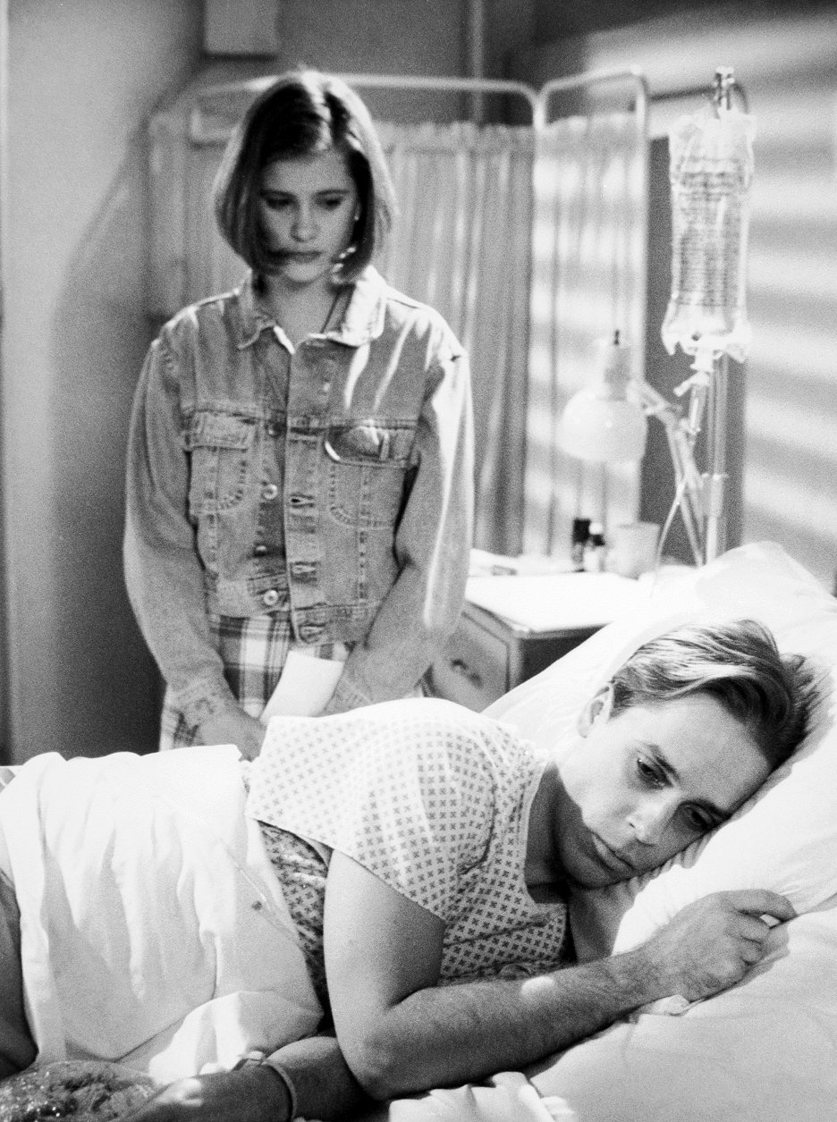 Life Goes On - Bedfellows (S04E15) (1993) | ČSFD.cz