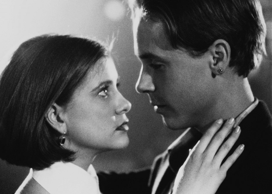 Life Goes On - Bedfellows (S04E15) (1993) | ČSFD.cz