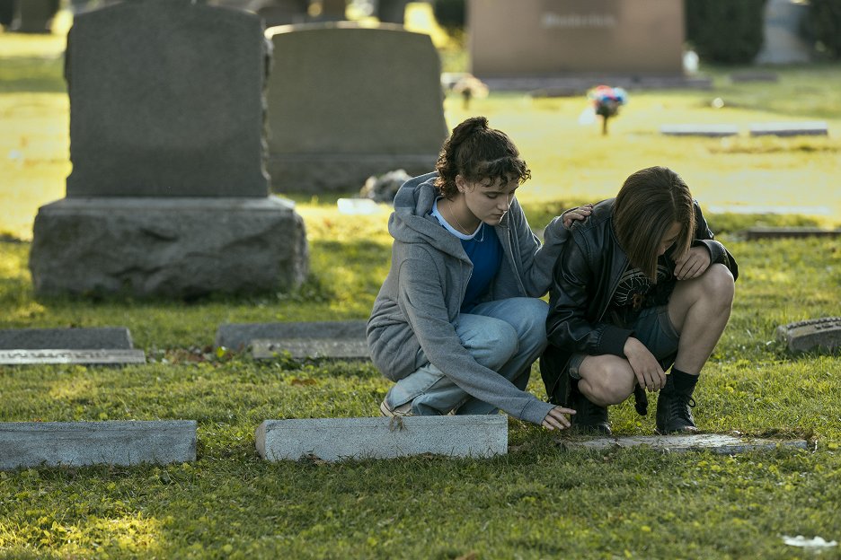 Holky od novin - Krkající díra na odpadky (E07) (2022) | ČSFD.cz