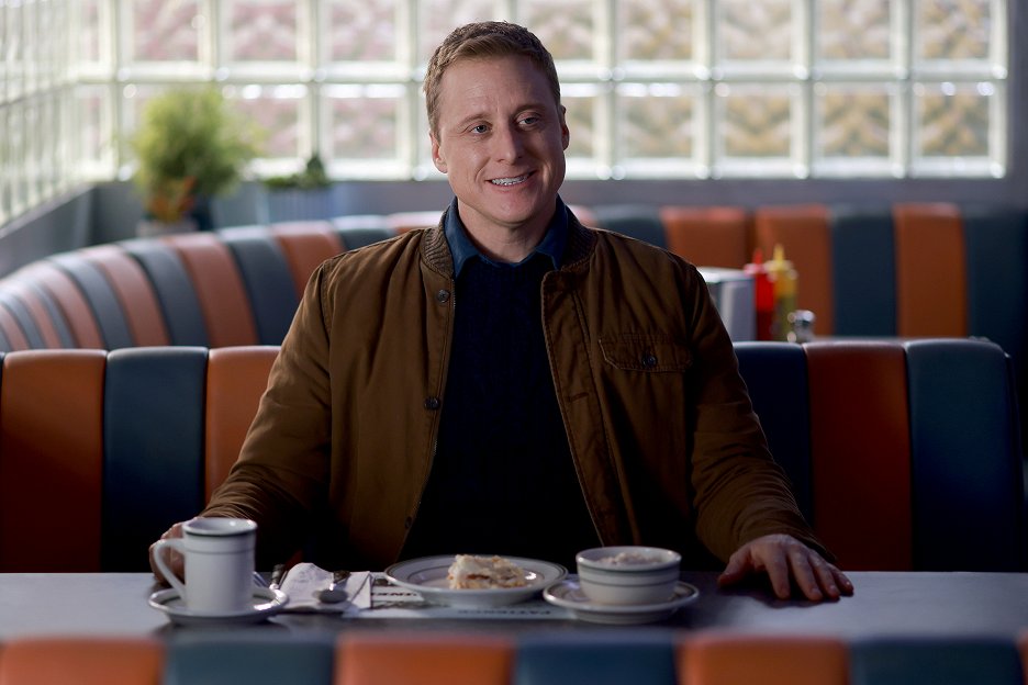 Resident Alien - The Ghost of Bobby Smallwood (S02E10) (2022) | Galerie ...