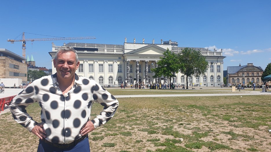 Kaminer Inside - documenta 15 (E13) (2022) | ČSFD.cz