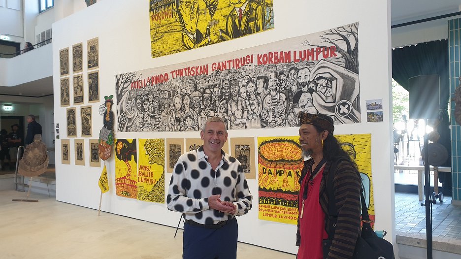 Kaminer Inside - documenta 15 (E13) (2022) | ČSFD.cz