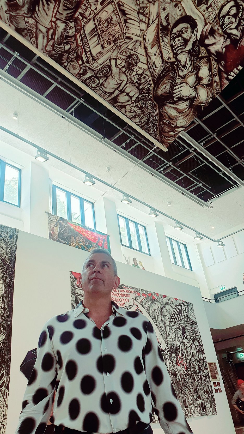 Kaminer Inside - documenta 15 (E13) (2022) | ČSFD.cz