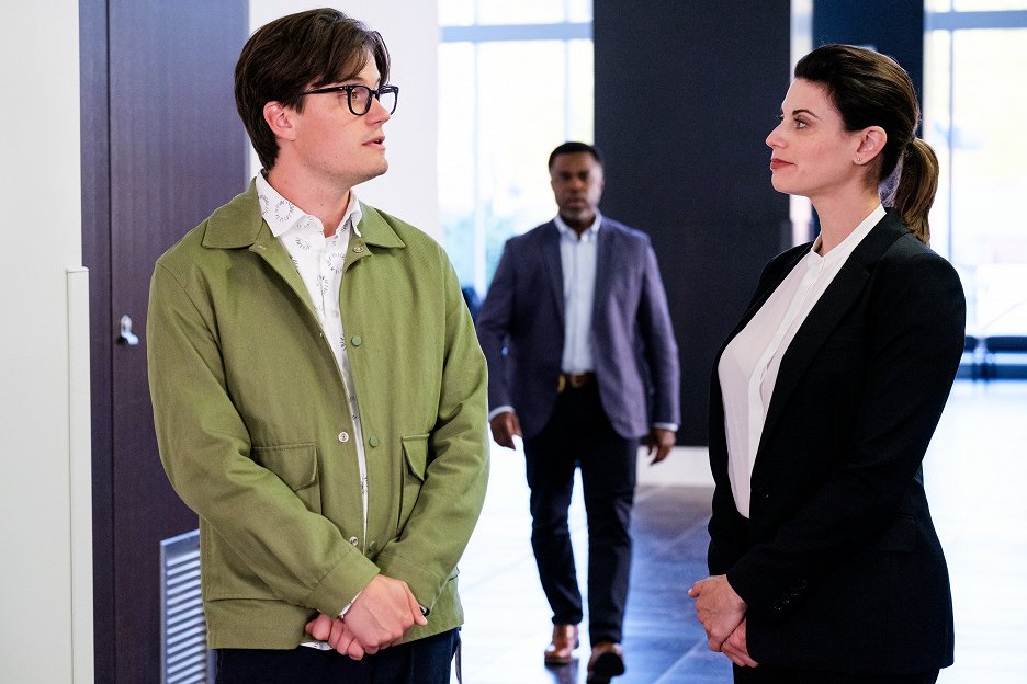 Hudson a Rex - Z biedy k bohatstvu (S04E05) (2021) | ČSFD.cz