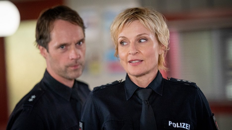 Policie Hamburk - Rivalové na závodní dráze (S17E01) (2022) | ČSFD.cz