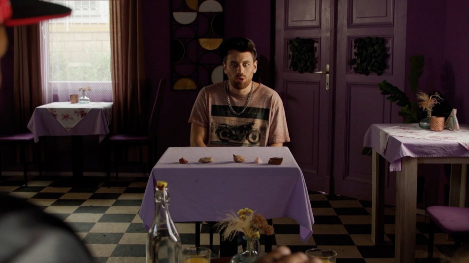 Keresztanyu - Állásinterjú (S04E36) (2022) | ČSFD.cz