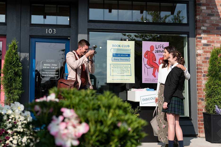 Love, Fashion, Repeat (2022) | ČSFD.cz