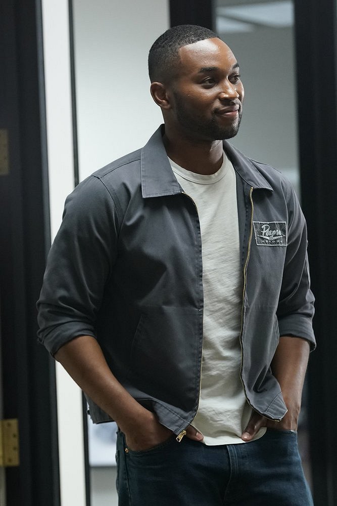 American Auto - Pilot (S01E01) (2021) | ČSFD.cz